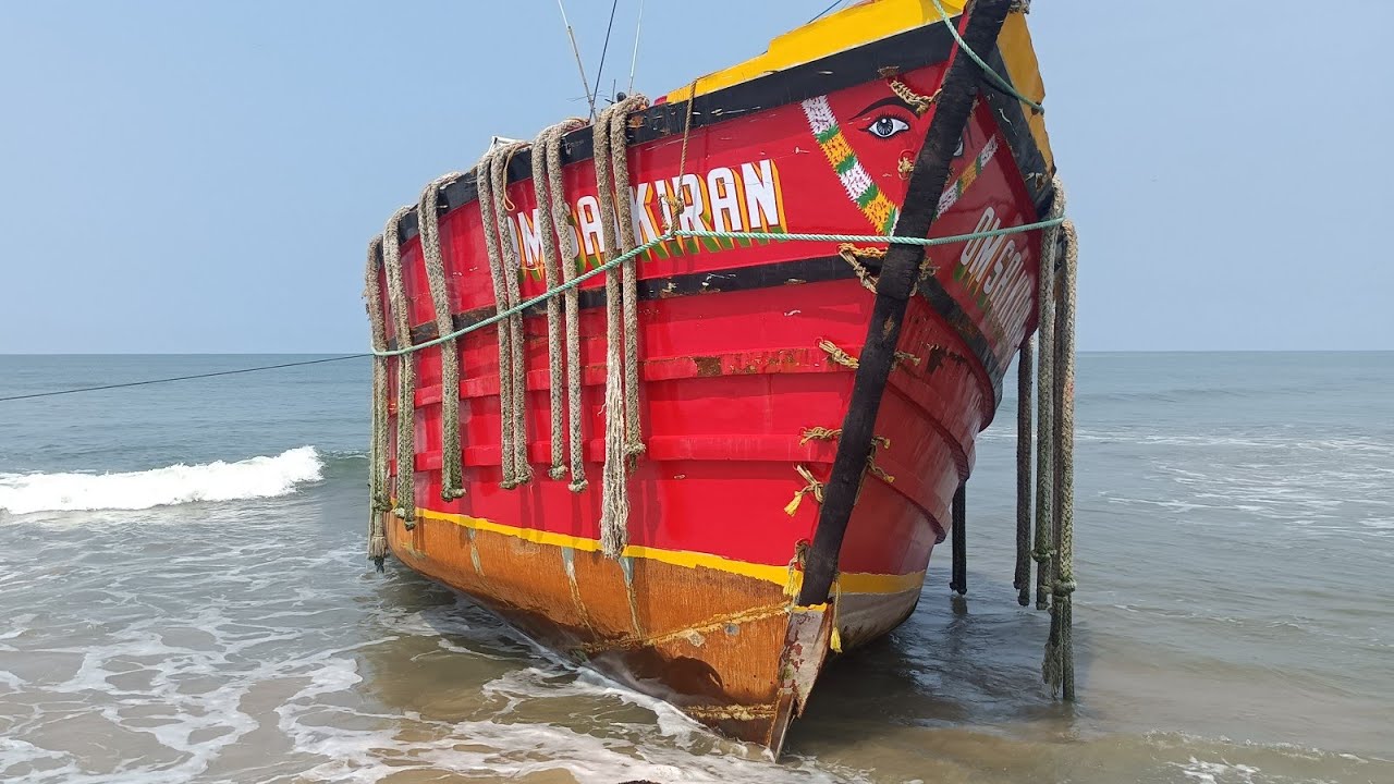 Fishing Boat capsizes on seashore of Manki | fisherman life | trawl ...