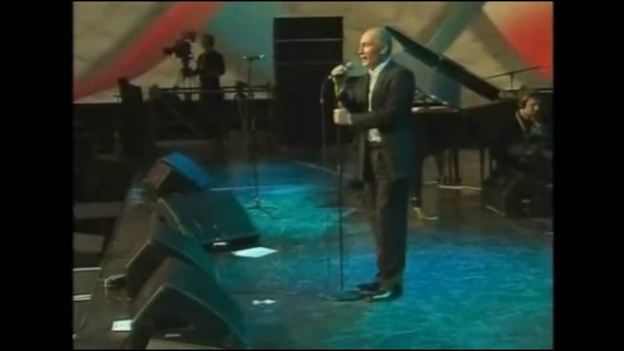 Vladimir Putin sings and play piano at a charity concert in St ...