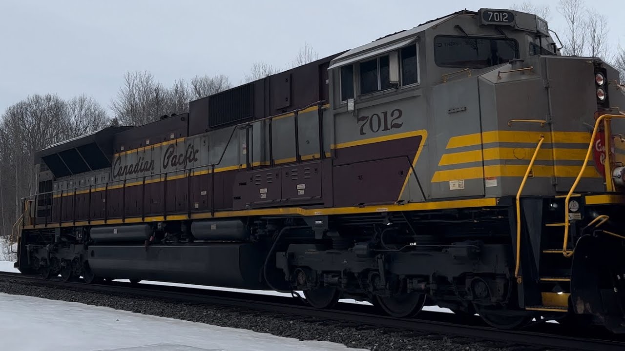 CP 7012 takes the rear DPU on CP 118 - YouTube