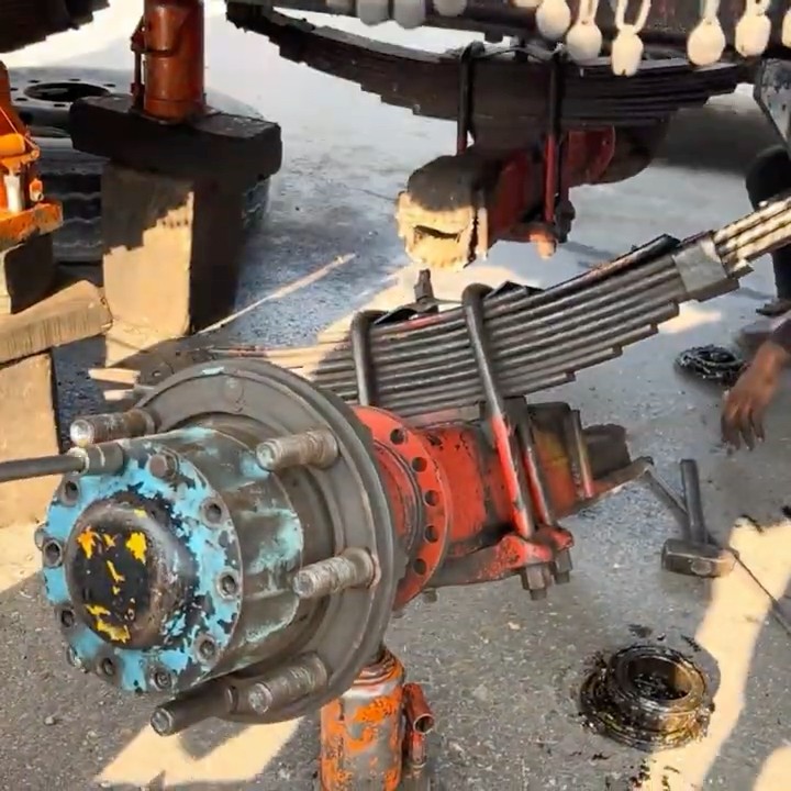 Heavy Truck Wheel Axle Broken in the middle Of Road… - YouTube
