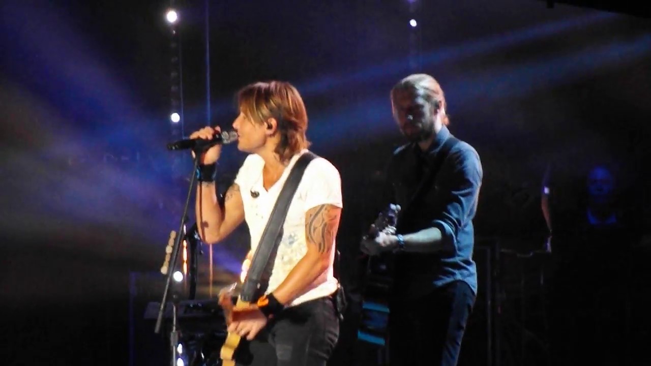 Keith Urban - Blue Aint Your Color (Live) - YouTube