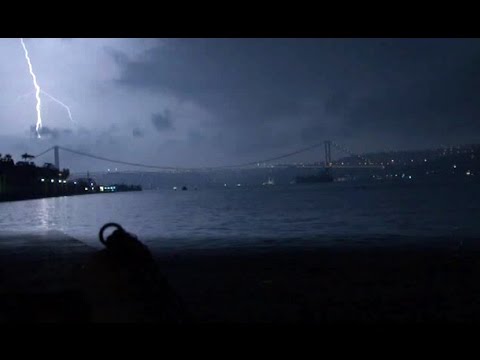 İstanbul'da çakan şimşekler gökyüzünü böyle aydınlattı