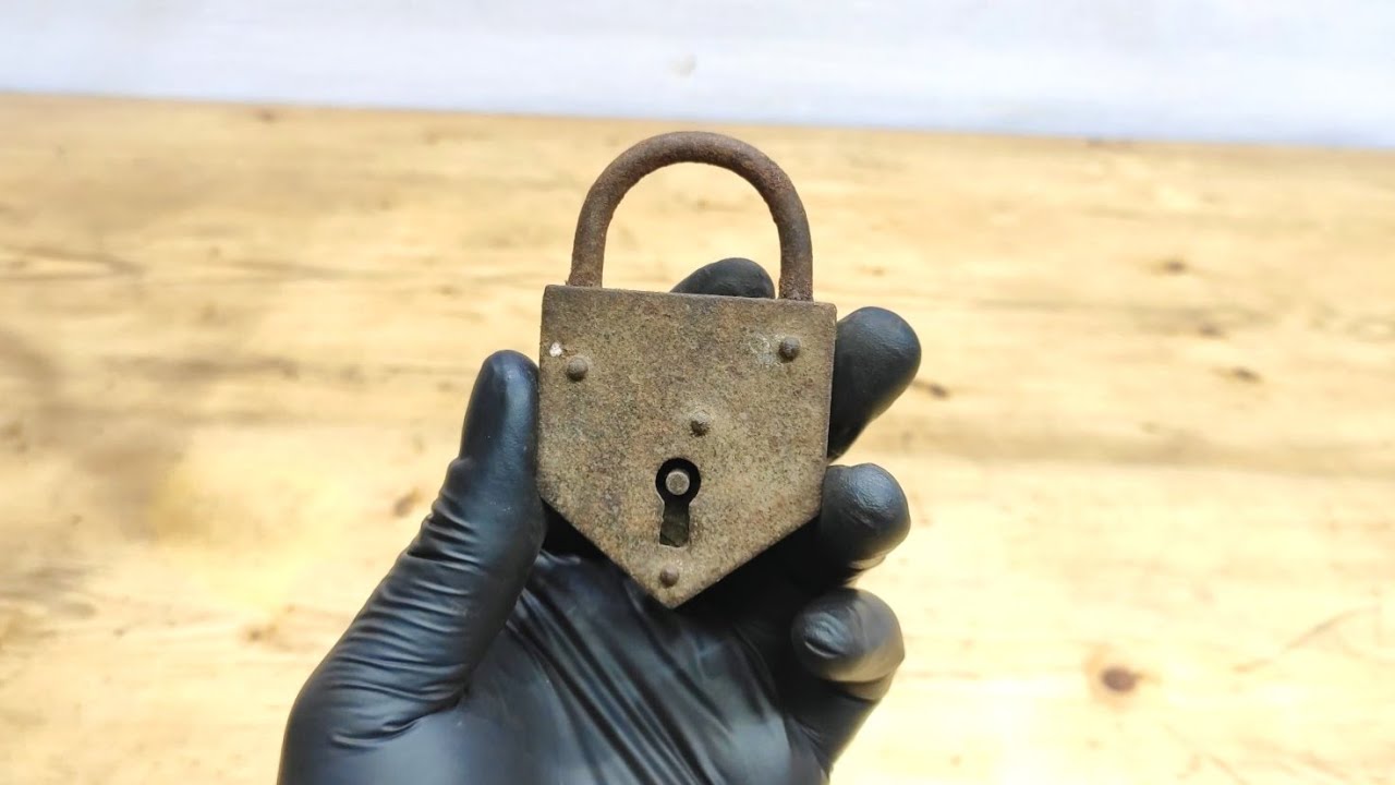Vintage Rusty Lock without Key - YouTube