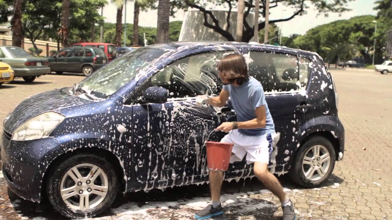 Luis lavando autos en un Centro Comercial - YouTube