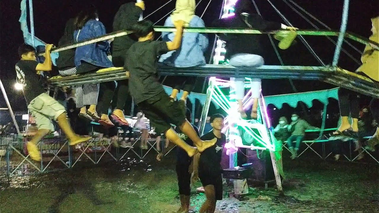 Atraksi tambah seru ketika hujan dan becek di wahana komedi putar ombak ...