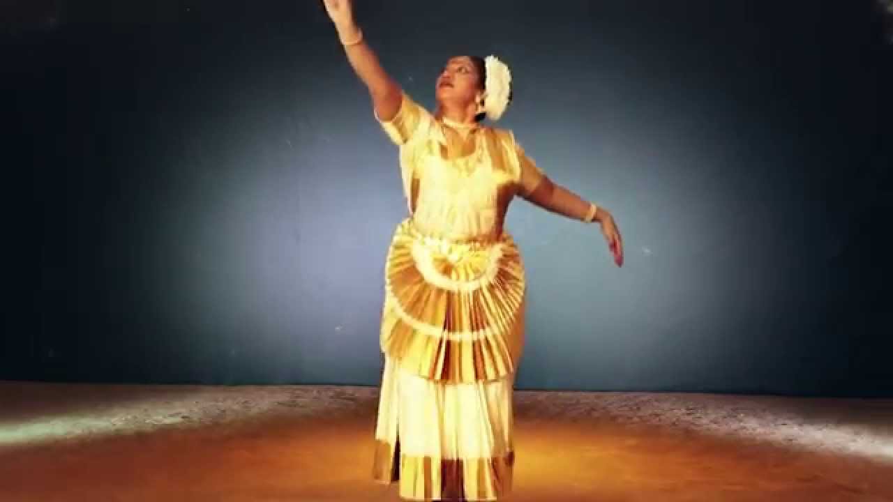 Swapna Sivakumar Dancing Poonthen Ner Mozhi - YouTube