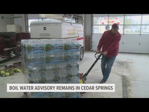 Cedar Springs hands out water bottles amidst boil advisory - YouTube