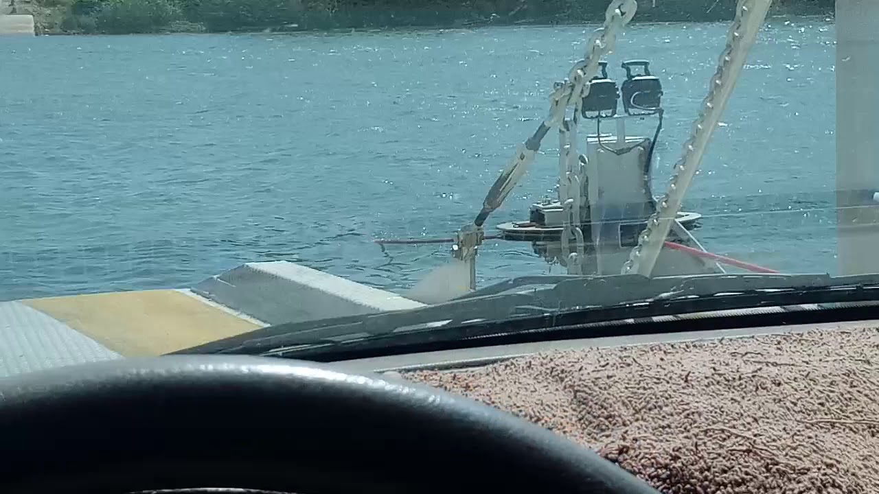 Ferry near Hogback Island uses a rope to guide it back & forth - YouTube