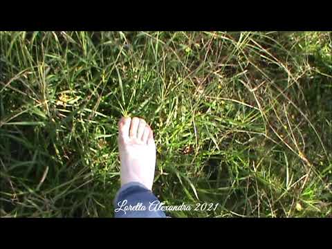Picking up the grass with my toes 👣