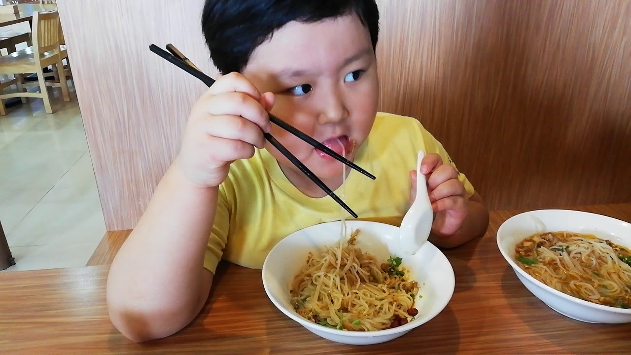 Yoonsung Myanmar Mukbang- Shan Noodel at 999 Junction Square - YouTube