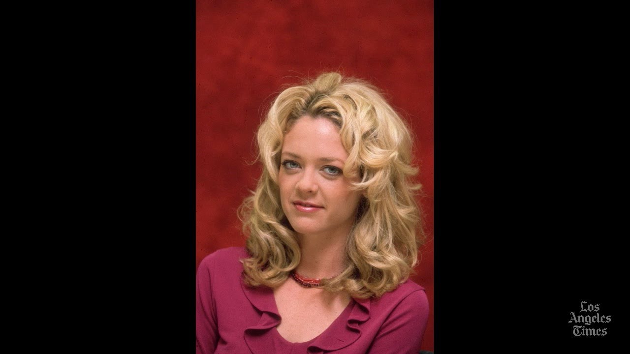 Headline: Lisa Robin Kelly of 'That '70s Show' dead at 43 - YouTube