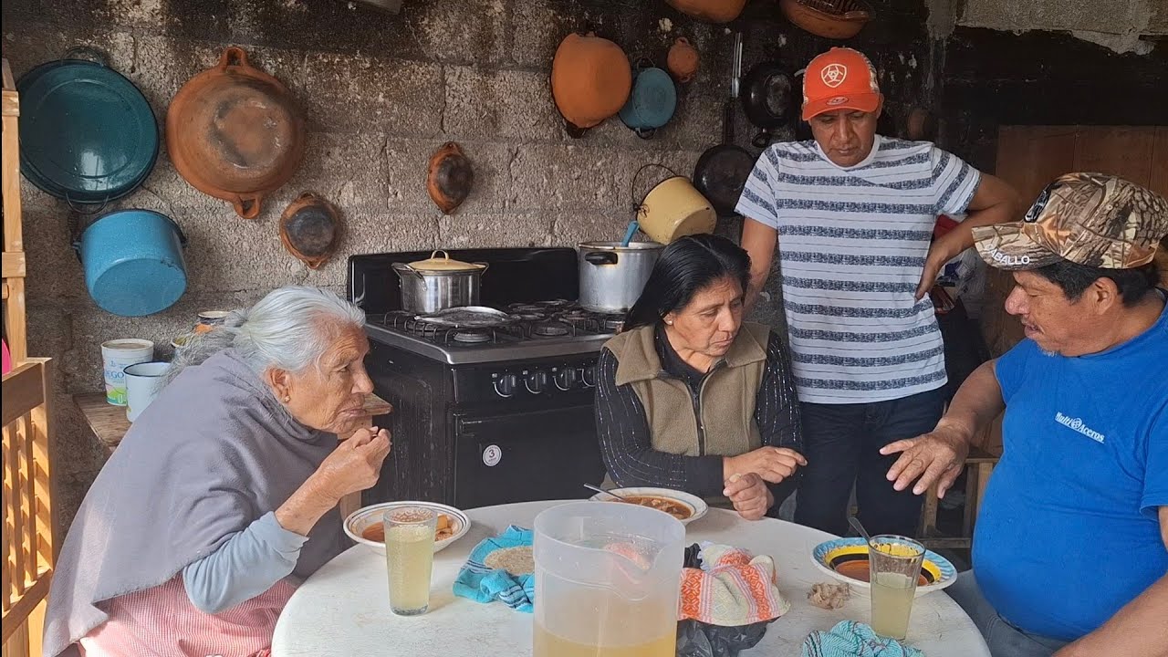 Disfrutando un buen chilpozo de res con la familia quedo delicioso ...