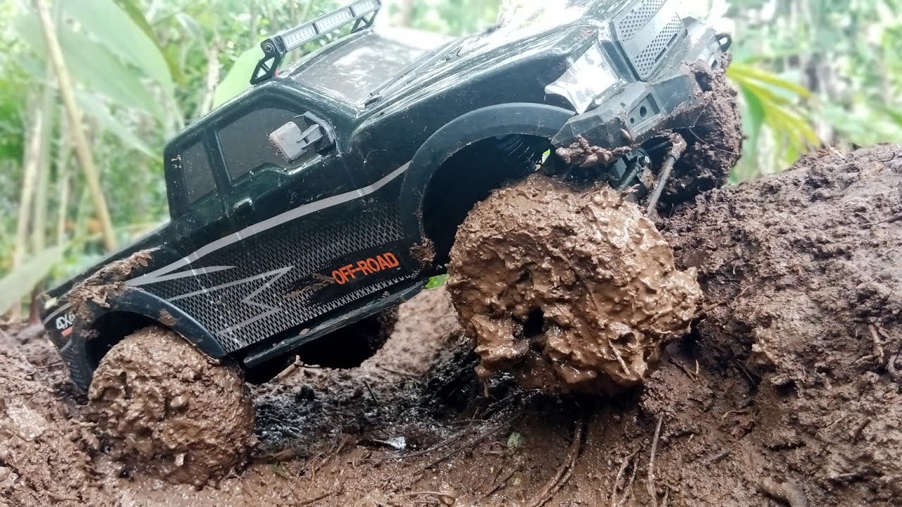 Ford Raptor 4x4 is offroading on a muddy track - YouTube