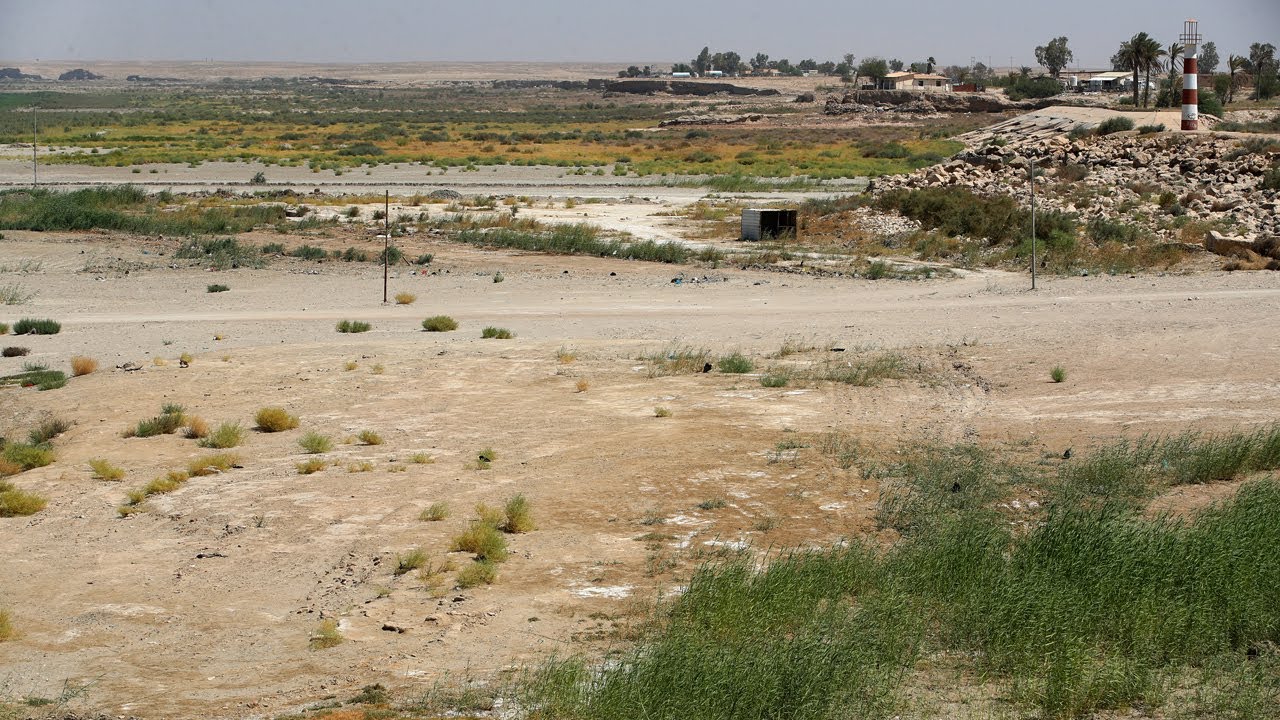 Iraq's drought-hit Lake Habbaniyah sees levels plummet - YouTube