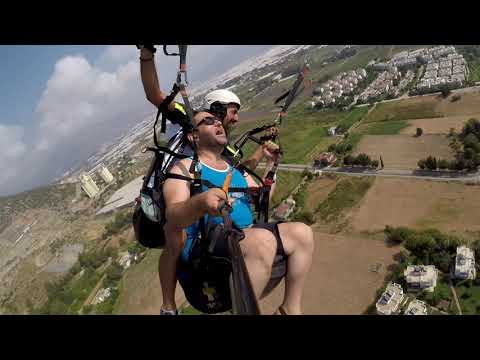 Yamaç paraşütünden korkan adam