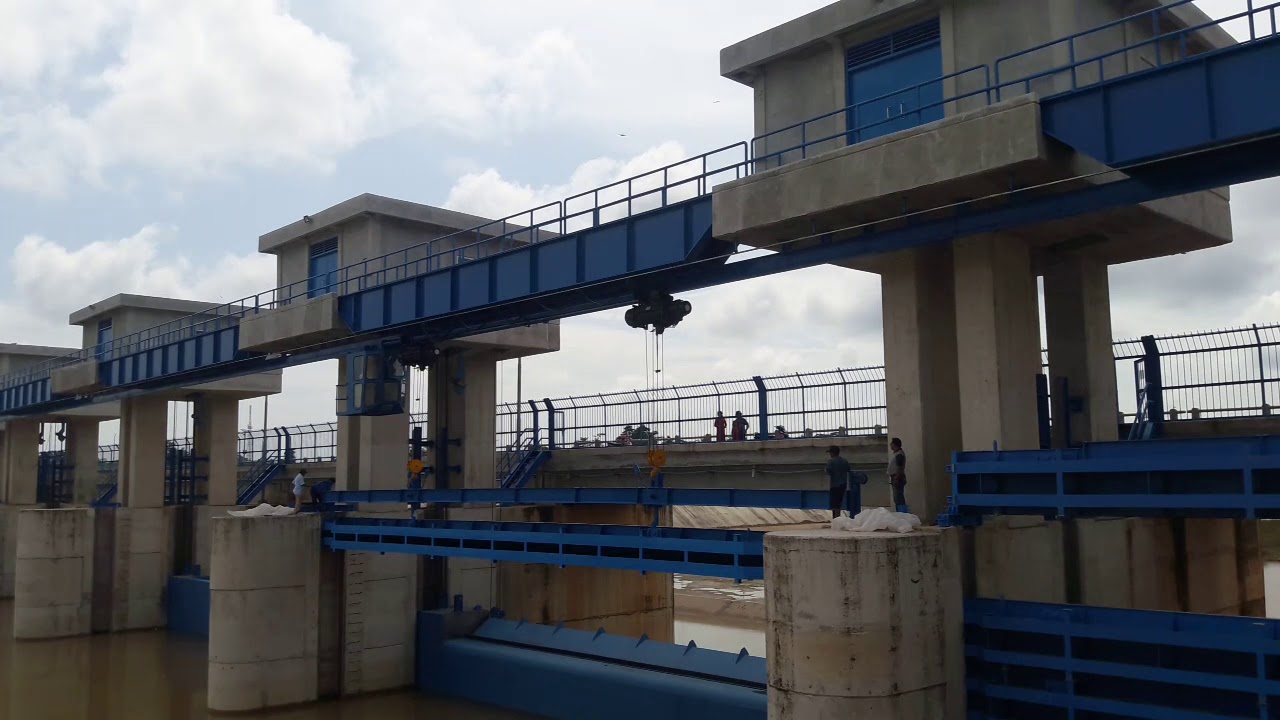 PELETAKAN STOPLOG MENGGUNAKAN LIFTING BEAM - BENDUNG JABUNG - YouTube