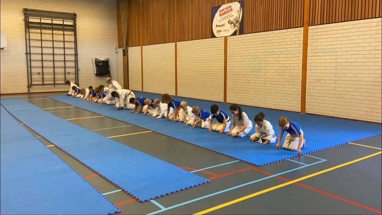 Hoe leg je een mat (How to put a karate tatami) - YouTube