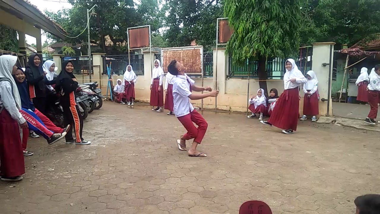 Melestarikan Permainan Tradisional yg hampir punah (Lompat tali) - YouTube