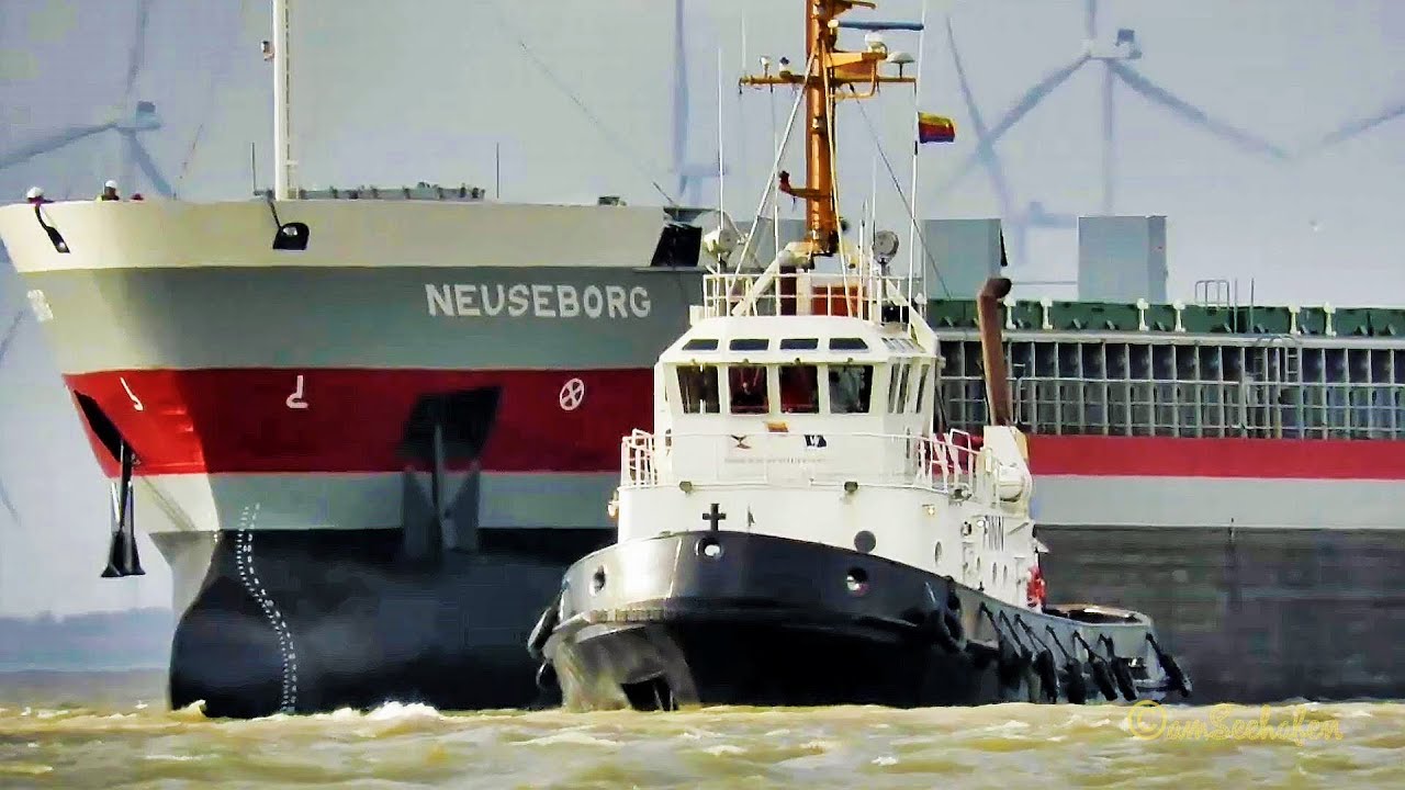 Drehung Seeschiff NEUSEBORG & Schlepper cargo seaship & Emden tug ...