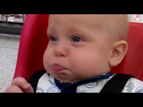 Theo blåser bubblor - YouTube