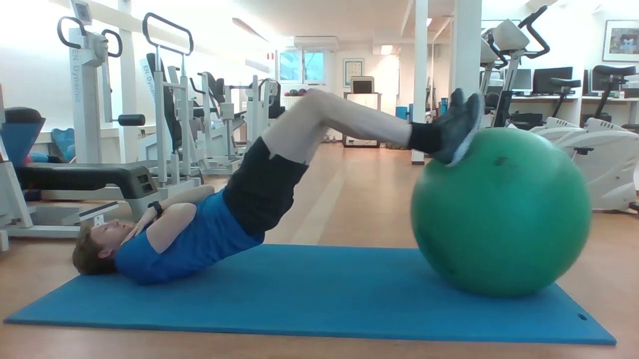 Hamstring curl fitball moeilijk - YouTube