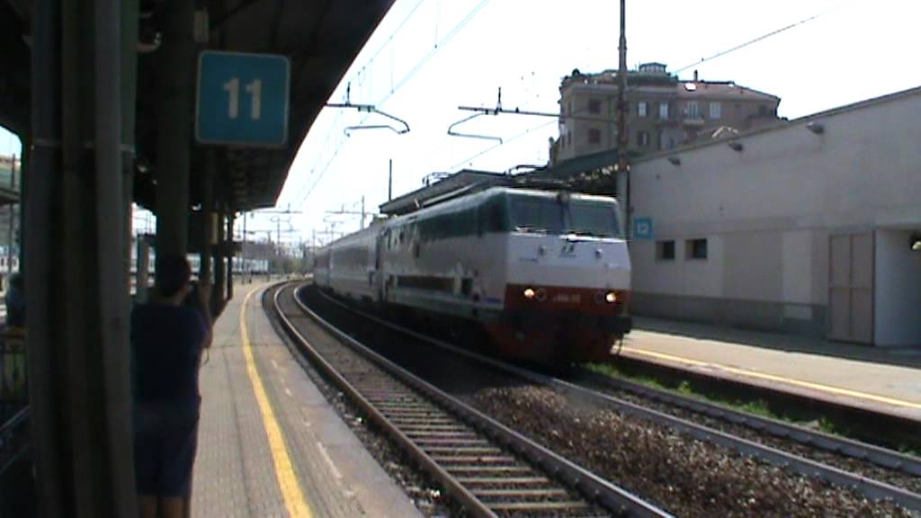 INTERCITY 666 spezia-milano in transito a Milano Lmabrate con la E444R ...
