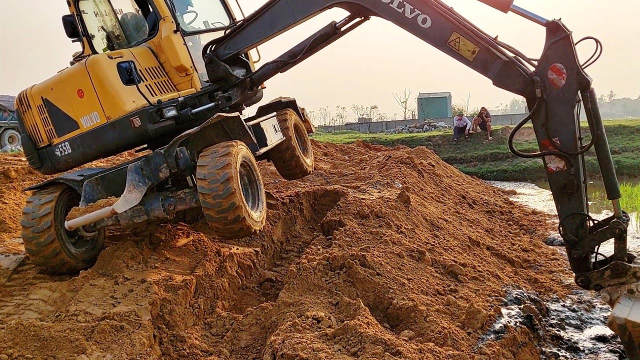 Máy Xúc VOLVO W55B Xúc Đất Bị Sập Lún Bùn Rất Sâu, Và pha xử Lý Quá ...