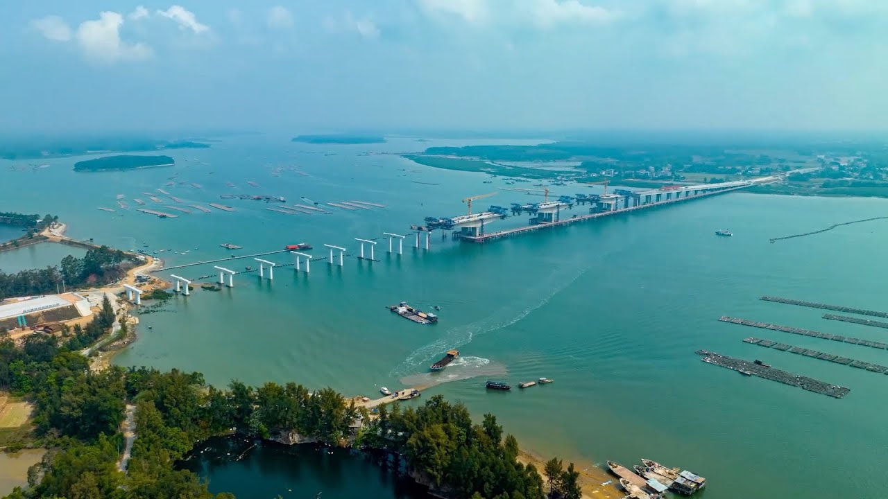 Construction of cross-river bridge in full swing in S China - YouTube