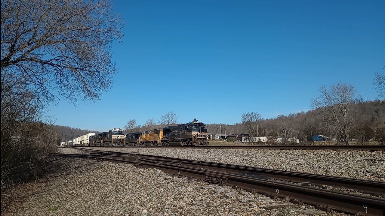 Short railfan day with NS 1066, UP, NS 9918 and an SD70ACU (12/19/2022 ...