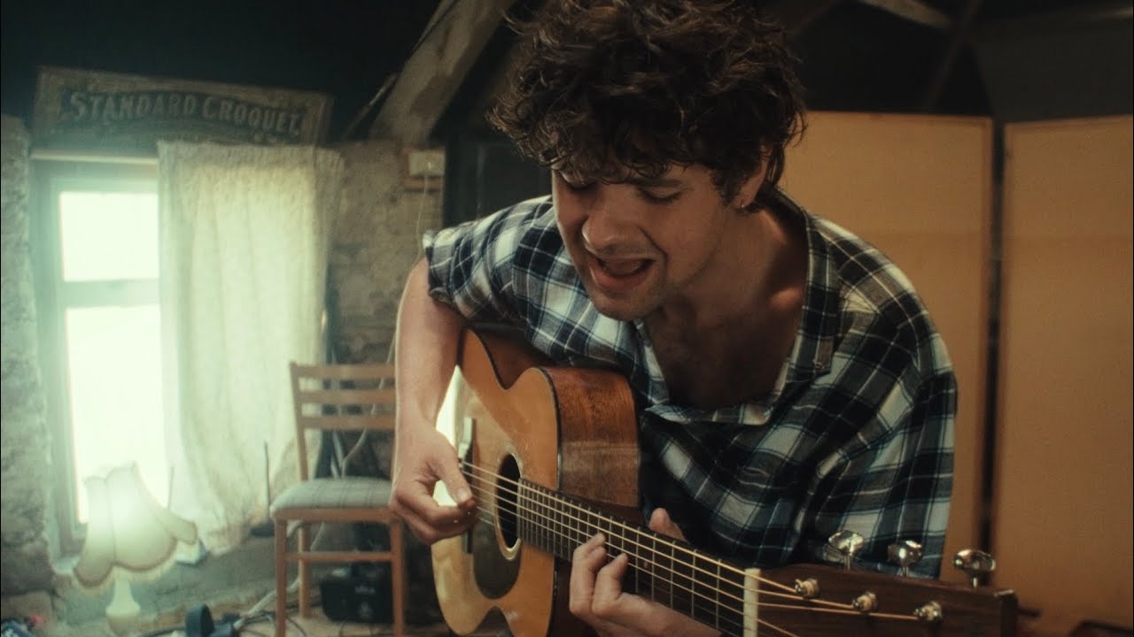 Charlie Noordewier - Moonlight Hotel (Live) - YouTube