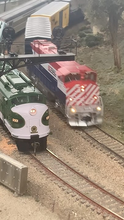 BCOL 642 passing SOU 6901 at Brazos #sanantoniotexas #railfun #hoscale #modeltrains #funrun # ...