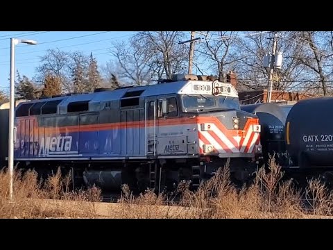BNSF 3984 East In Clarendon Hills BNSF Chicago Subdivision Meets Metra 180 Express Outbound ...