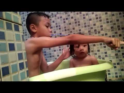 kaka adik mandi bareng udah gede mah malu mana mau hahaha
