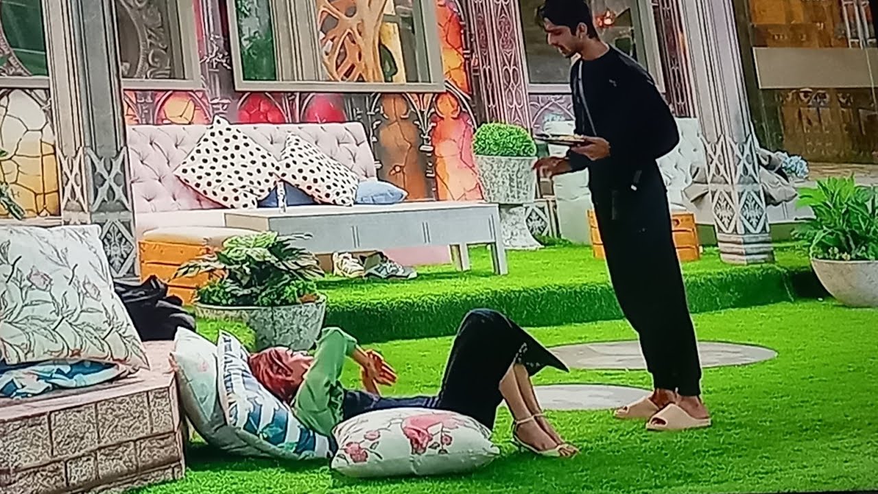 Abhishek ke sath chaal chal rahi hai Ankita Peeth Piche kar rahi hai ...