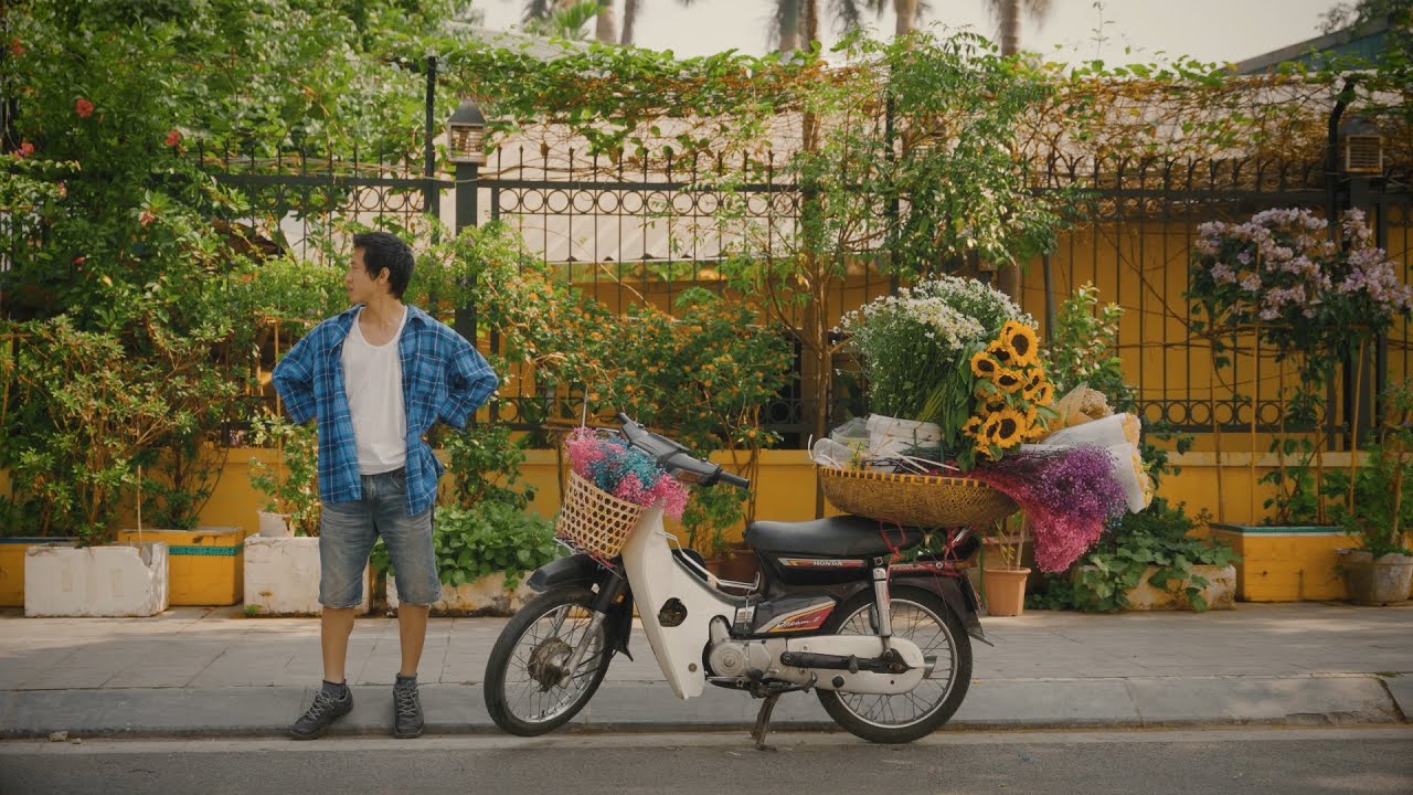 Trailer THE FLOWER THIEF (2024) - YouTube