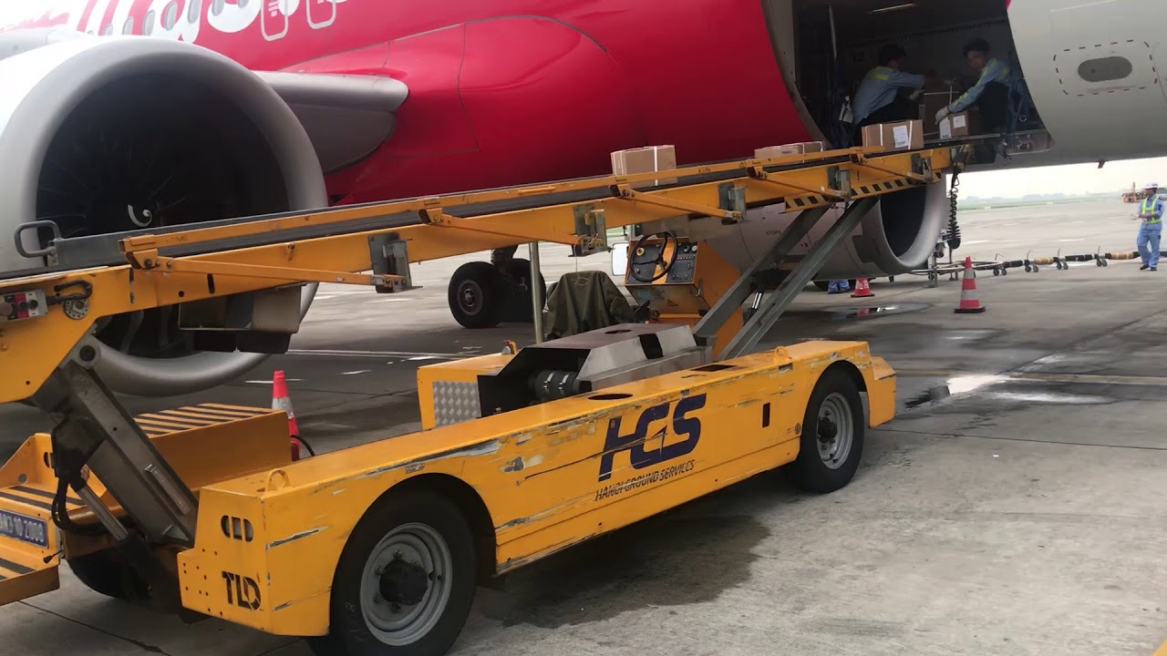 AK517 Flight P1 ( Unloading , Loading Bags And Cgo ) - YouTube
