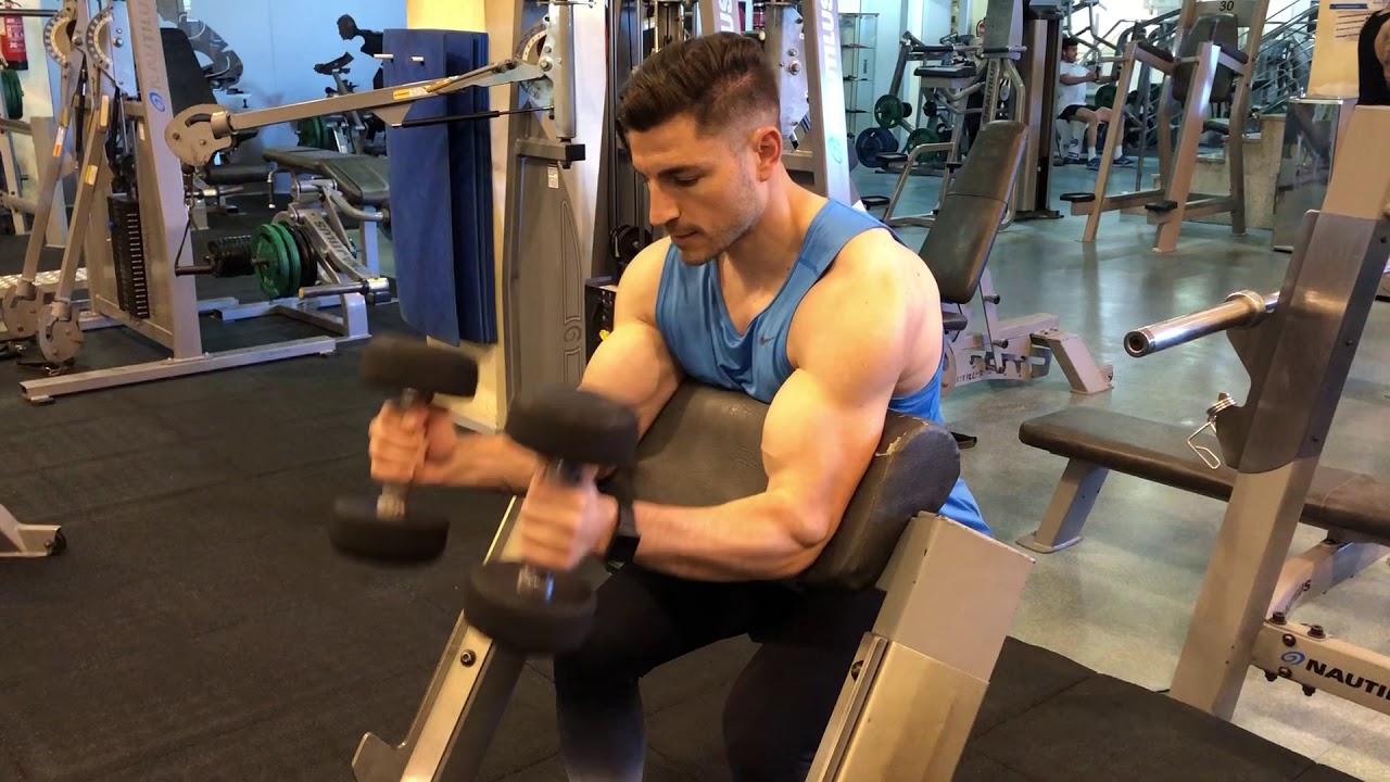 Flexion de codo en banco scott con mancuernas, agarre neutro.FIT24X7 ...