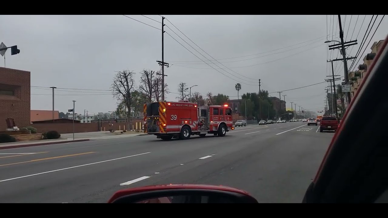 LAFD Engine 39 Code 3 at Station 88. - YouTube