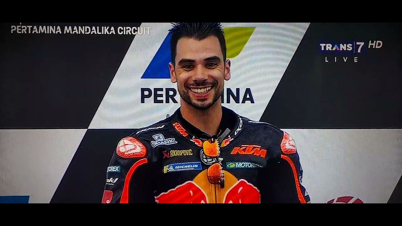 Penyerahan Piala pemenang MotoGP 2022 Mandalika Sirkuit oleh Presiden ...