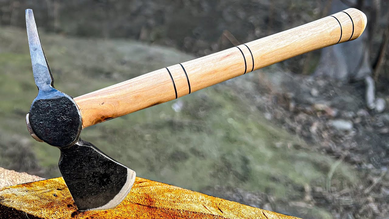 Forging and restorating an old hammer and changing to a battle axe ...