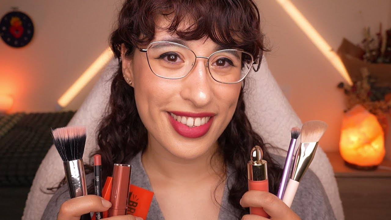 ASMR La chica que está OBSESIONADA contigo te maquilla para una cita ...