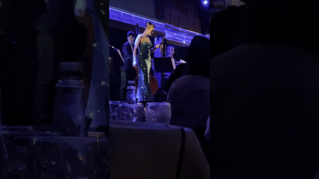 Diner watches tango duet at El Querandi - YouTube