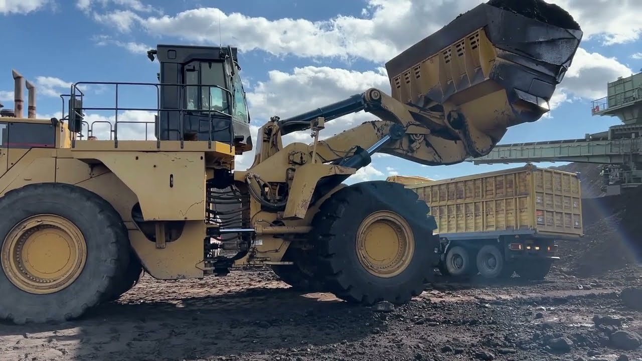 Caterpillar 992G Wheel Loader Loading Coal On Trucks - Sotiriadis ...