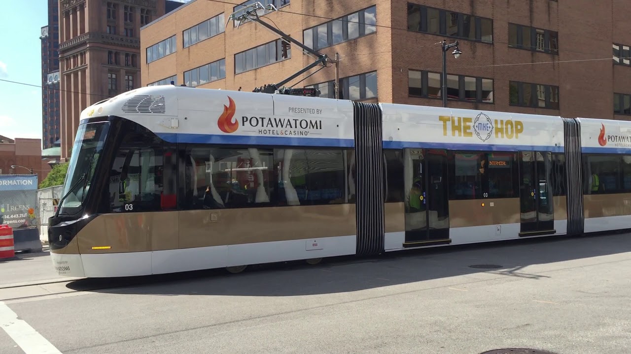 The Milwaukee Streetcar (The Hop) begins daytime testing - YouTube
