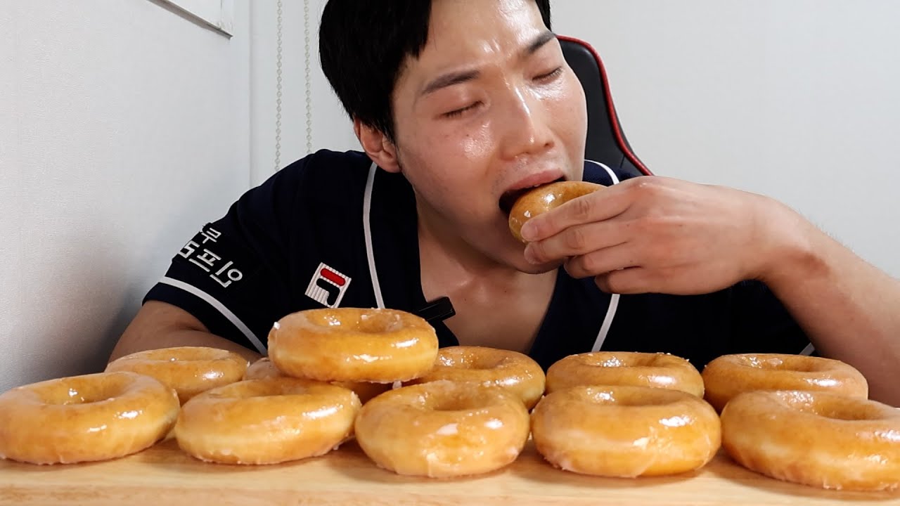으아~ 혈당스파이크가 제대로 왔어요!! 크리스피크림도넛 먹방!!! (현태Pick 먹방) MUKBANG - YouTube