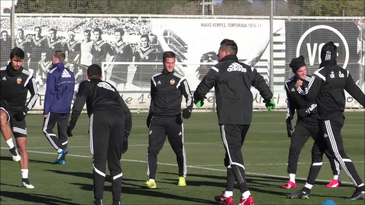 El Nuno protege a su plantilla del viento en la Ciudad Deportiva - YouTube