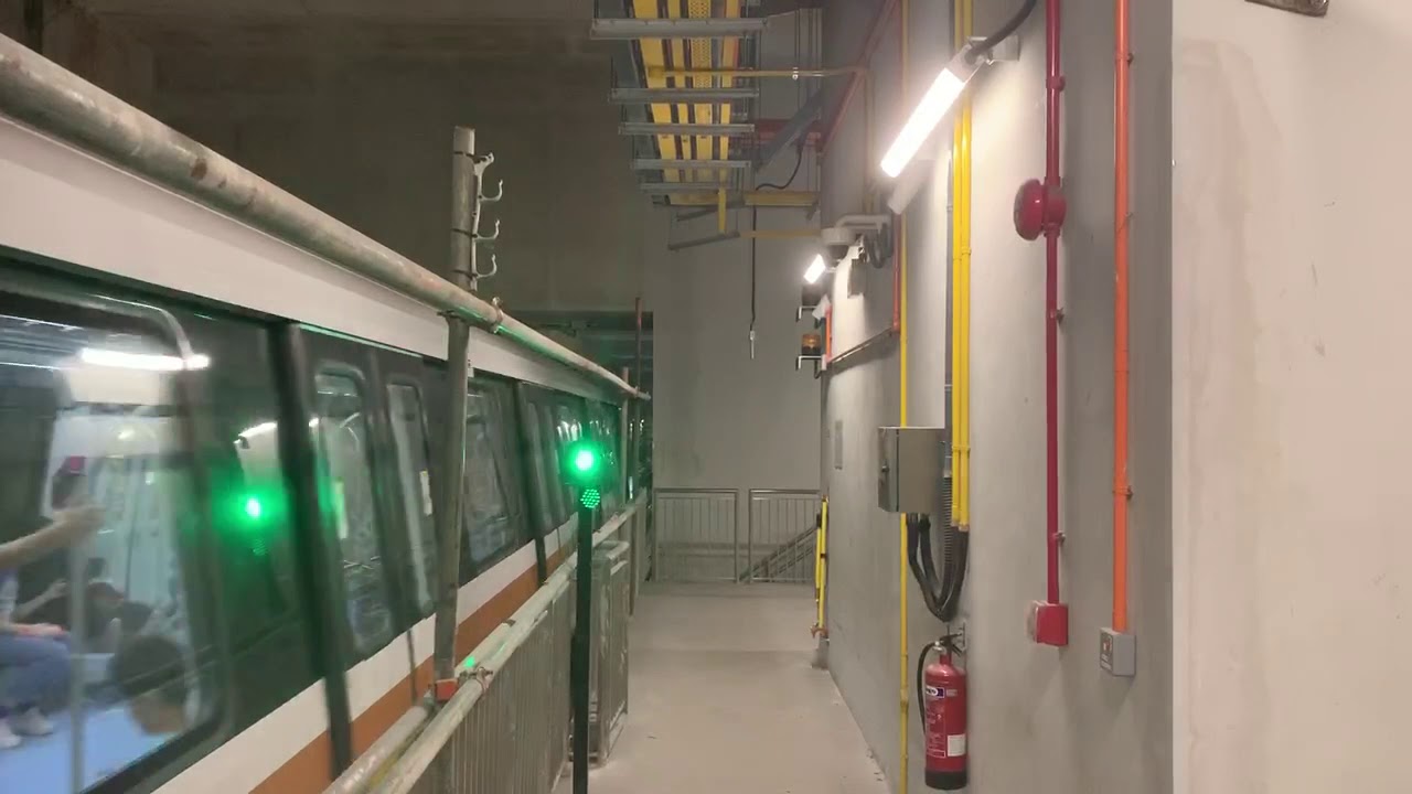 SMRT Trains TEL Kawasaki & CRRC Sifang CT251 [2009] departing TE2 ...