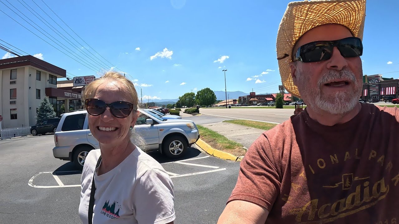 Frizzle Chicken Pigeon Forge and The Smoky Mountains - YouTube