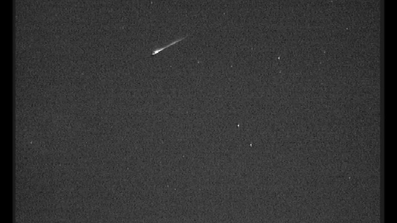 Disintegrating meteor. - YouTube