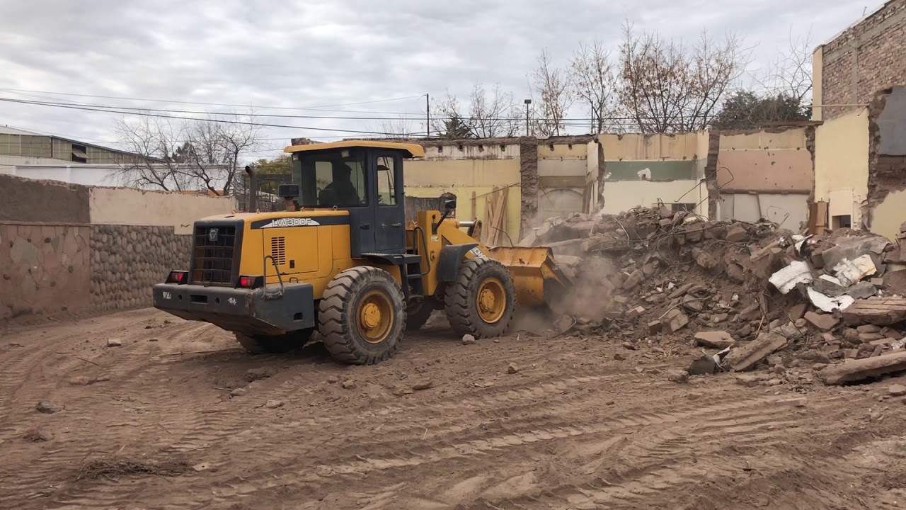 Demolición con Cargadora y Retroexcavadora - YouTube